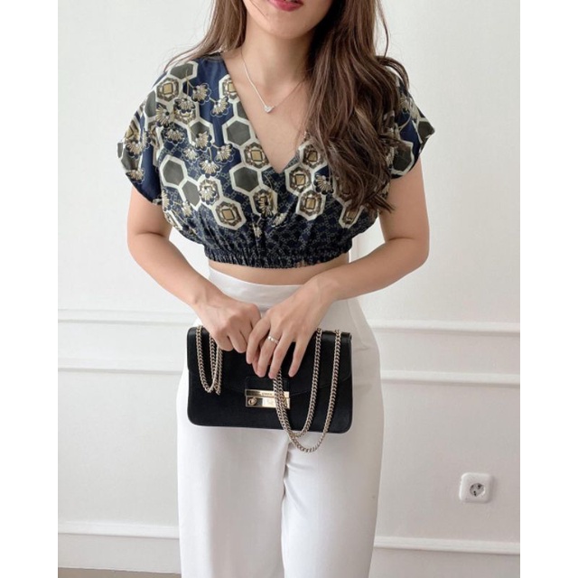 Jual (ABLECOUTURE) 9-010 TOP | ATASAN CROP TOP BATIK | VNECK TOP | ATASAN CASUAL | Shopee Indonesia