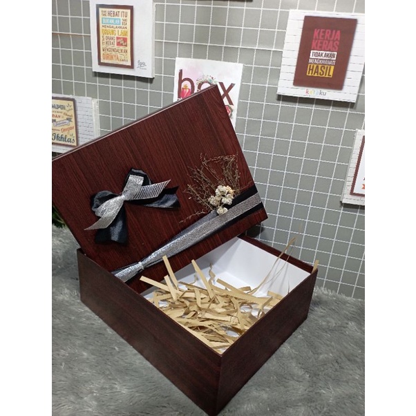 Jual Box Kado Motif kayu + Bunga kering ukuran 30cmx25cm Tinggi 10cm by ...