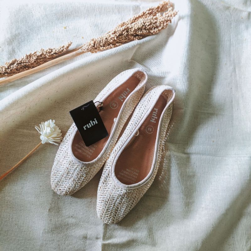 Jual Sepatu Sandal Wanita Branded / Rubi / Fladeo / St.Yves / Sepatu ...