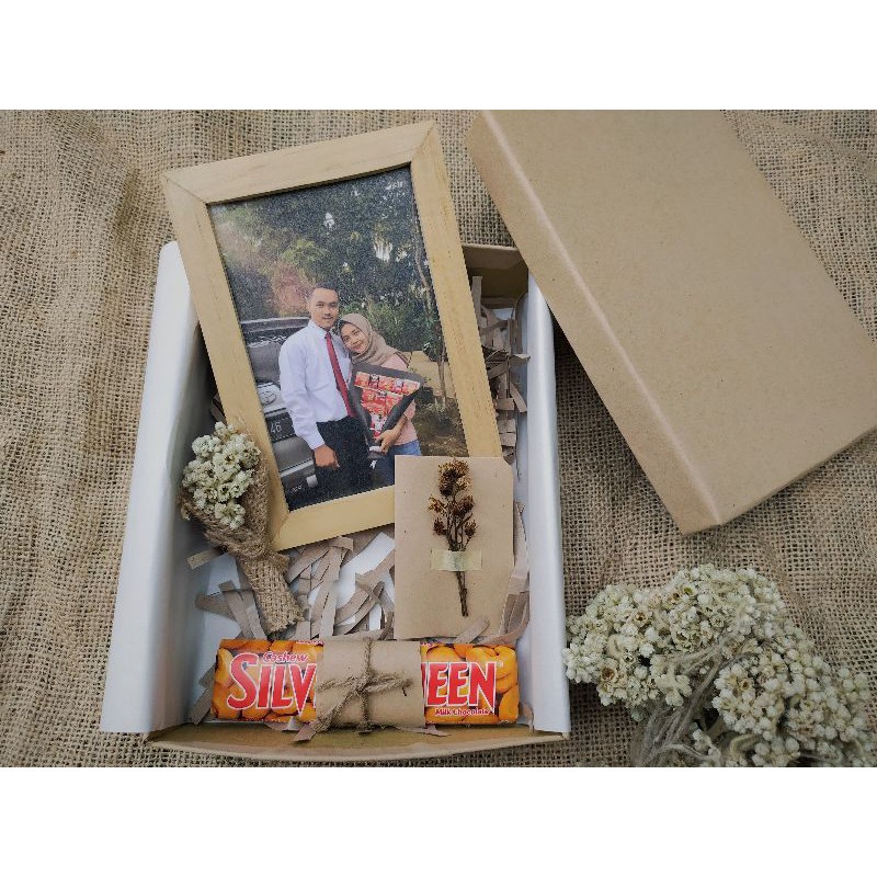 Jual Giftbox bingkai Rustic, kado wisuda, kado ulang tahun | Shopee ...