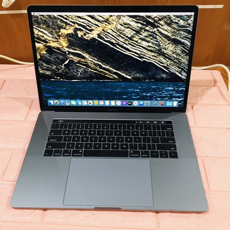 Jual Second Macbook Pro 15inch Touchbar 2016 Grey Quad-Core i7 | Ram ...