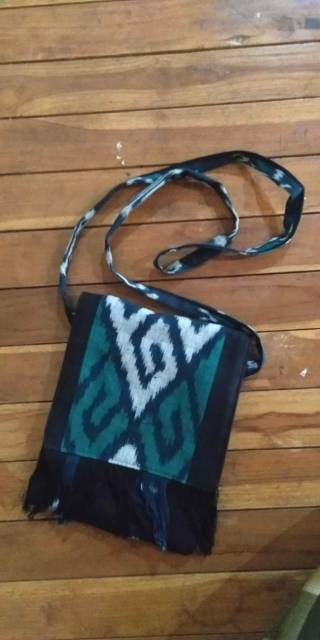 Jual Tas Tenun Lombok Tas Etnik Tas Tali dengan Penutup Motif Toraja ...
