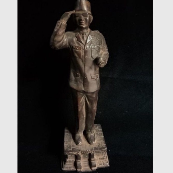 Jual Patung Pak Karno / Soekarno / Sukarno Hormat Ukuran Sedang ...