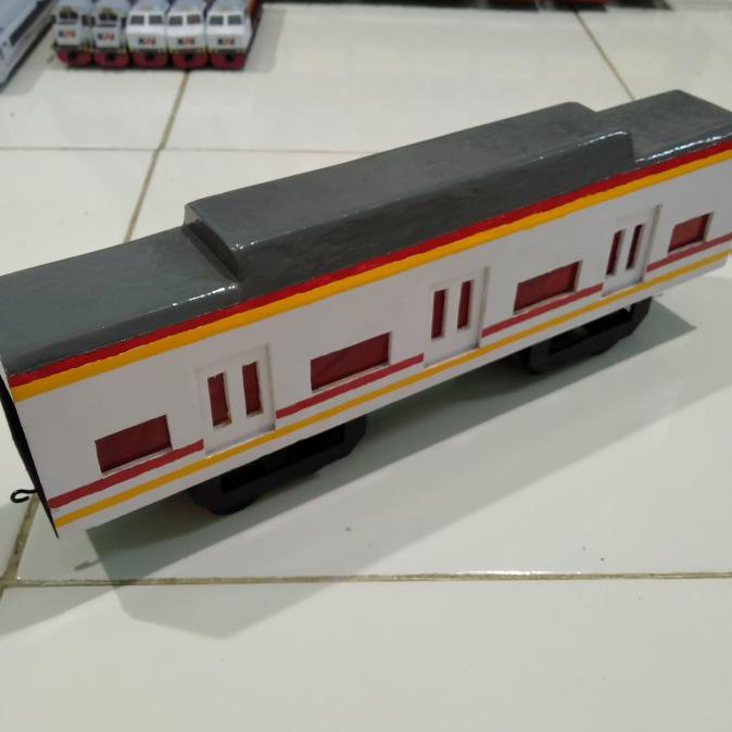 Jual miniatur mainan commuter Line kereta krl bahan triplek tebal ...
