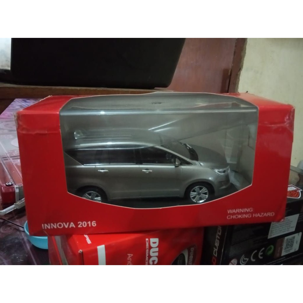 Jual Diecast Innova reborn silver miniatur mobil kijang Innova paper ...