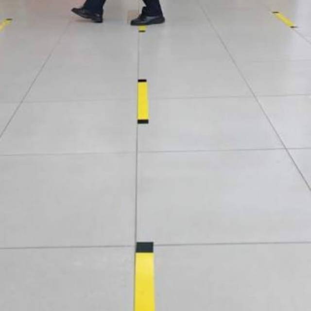 Jual Stiker sticker tanda jaga jarak antri social distancing | Shopee ...