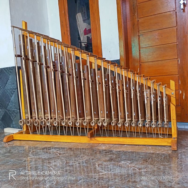 Jual Angklung pengamen 22 nada 3 tabung pake palang atas di cat plitur ...