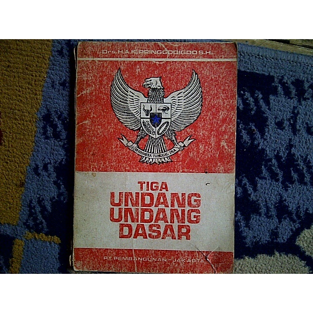 Jual Buku Tiga Undang Undang Dasar (H.A.K. Pringgodigdo) | Shopee Indonesia