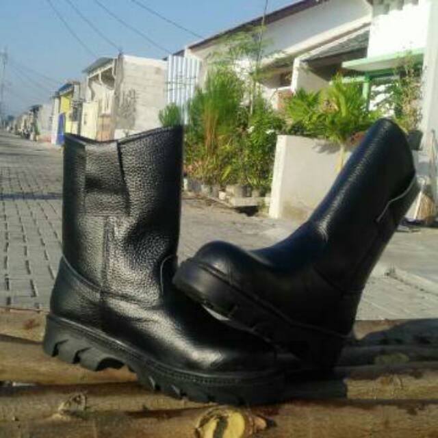 Jual Sepatu Proyek Safety Murah Model Boots Tinggi merk SKN Berkualitas ...