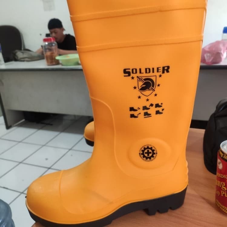 Jual Soldier Sepatu Safety Boot Proyek Kuning Oranye PVC Ukuran 41 dan ...
