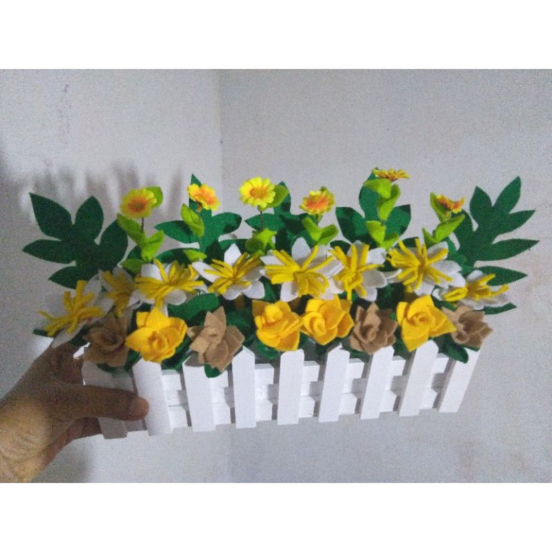 Jual Bunga Putih kombinasi kuning dg Pot pagar kayu | Shopee Indonesia