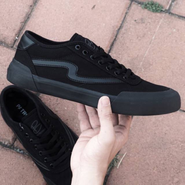 Jual PATROBAS FOOTWEAR - IVAN LOW UPT ALL BLACK | Shopee Indonesia