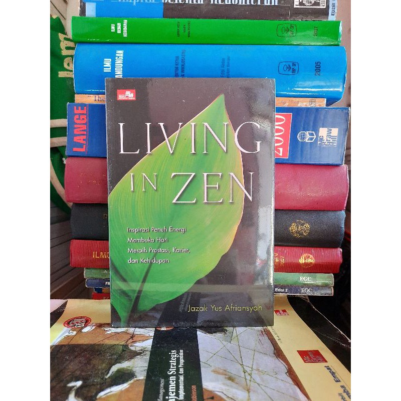 Jual BUKU ORIGINAL LIVING IN ZEN INSPIRASI PENUH ENERGI MEMBUKA HARI ...