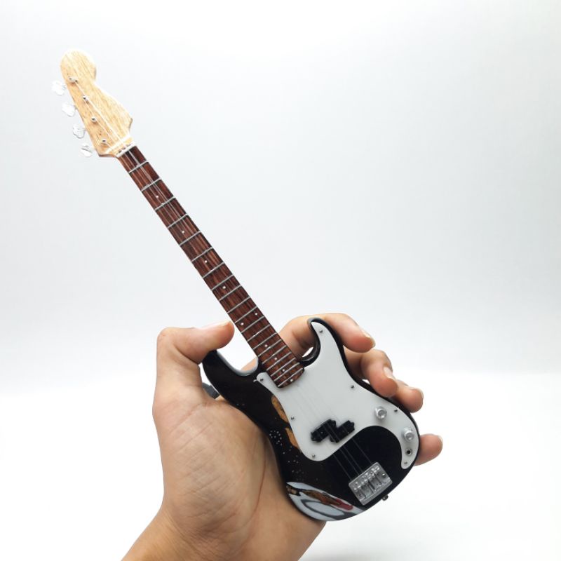 Jual miniatur gitar BASS TYSON YOUNG K DAY6 hiasan rak dinding pajangan ...