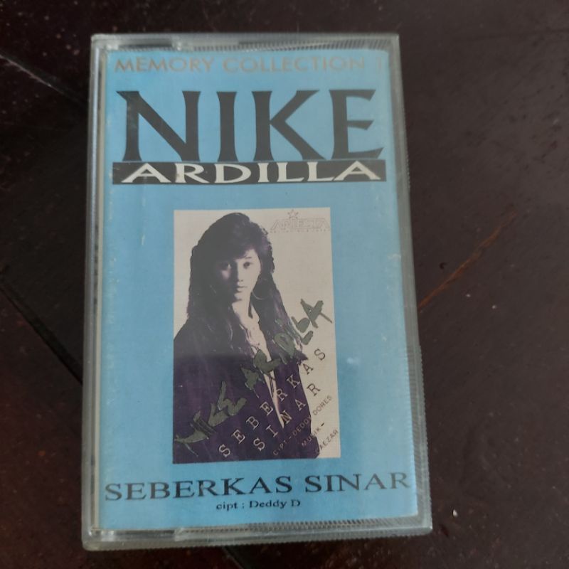 Jual kaset pita rilisan 1995 album Seberkas Sinar Nike Ardilla | Shopee ...