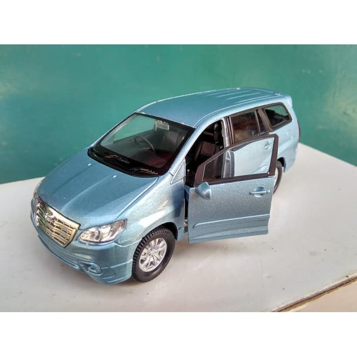 Jual Diecast Toyota kijang Innova miniatur mobil bahan besi welly skala ...