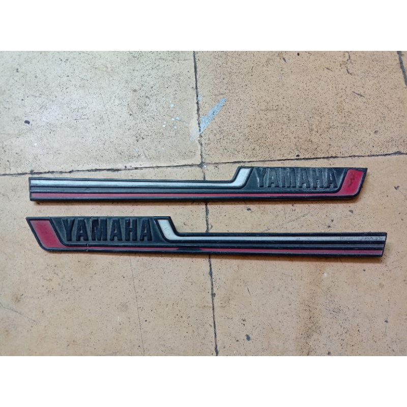 Jual Emblem Body Belakang Yamaha V75 V80 Original | Shopee Indonesia