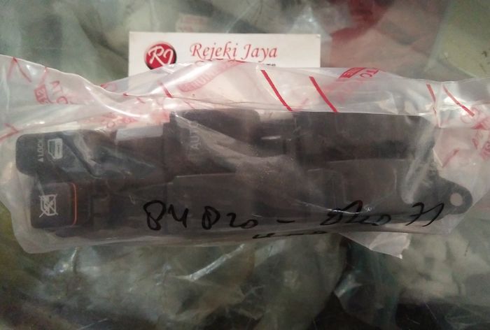Jual Saklar Power Window Kanan depan Kijang Innova Original | Shopee ...