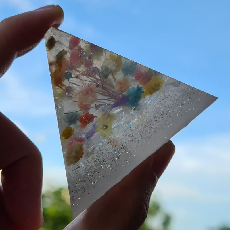Jual Preserved Flower / Bunga Kering dalam Resin Art bentuk segitiga ...