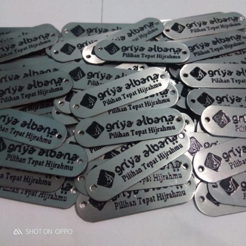 Jual ( 100 Pcs ) Label hijab Stenlis (silver) Tulisan Ukir Etsa Custom ...