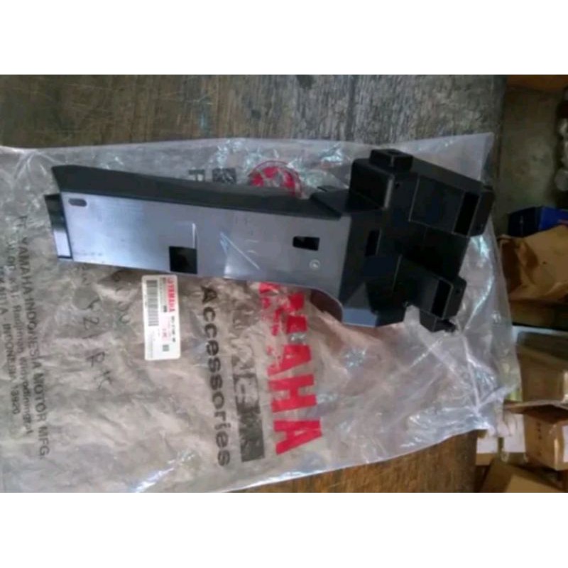 Jual TEMPAT AKI ATAU BOX BATERAI YAMAHA R15 VVA Original part Yamaha ...