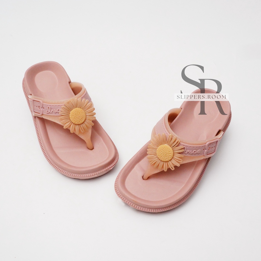 Jual Sendal Slop wanita Merek IRSOE dengan tampilan yang simple, elegan ...