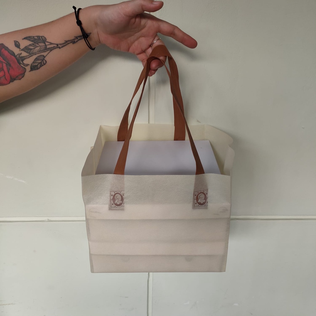 Jual Tas spunbond box 22x22 20x20 motif pita / tas spunbond box motif ...