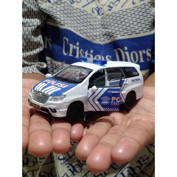 Jual diecast skala 1/36 toyota kijang innova custom polisi Indonesia ...