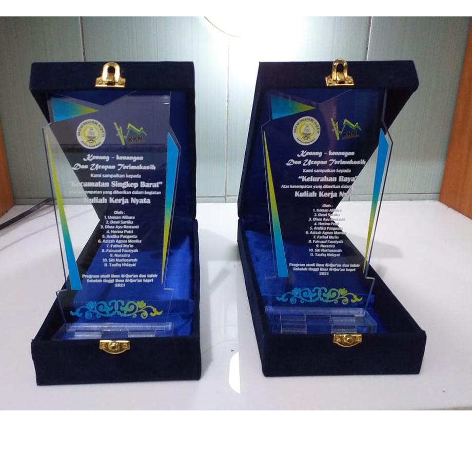 Jual Top Plakat Akrilik Custom + box | Plakat Wisuda | Plakat Magang ...