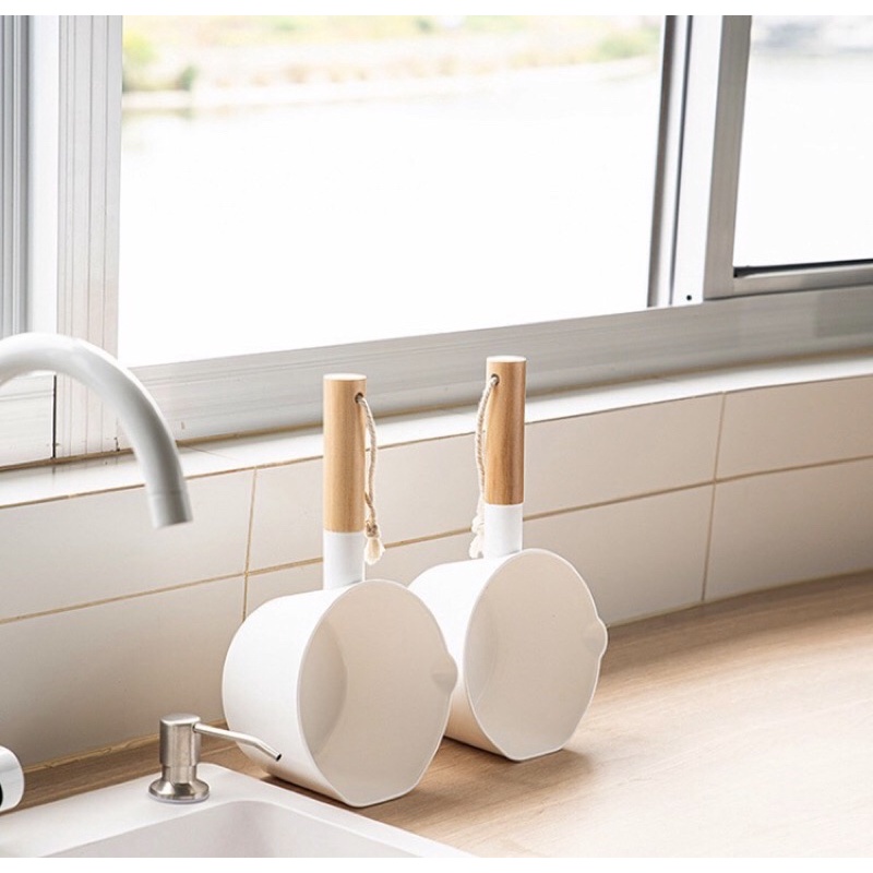 Jual Gayung putih gagang kayu estetik aesthetic | Shopee Indonesia