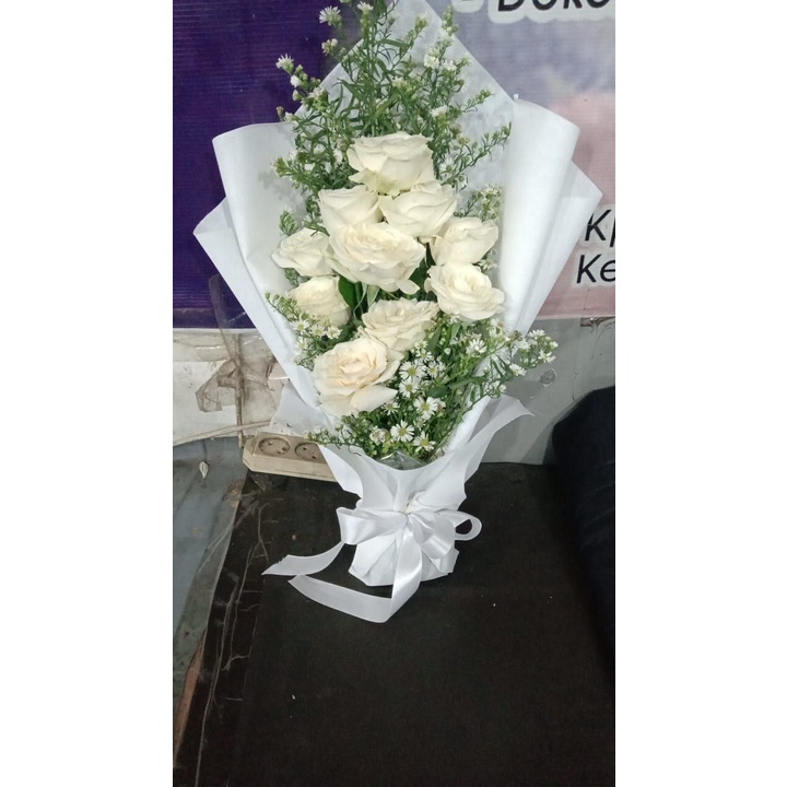 Jual HAND BUKET MAWAR PUTIH /TOKO BUNGA BANDUNG | Shopee Indonesia