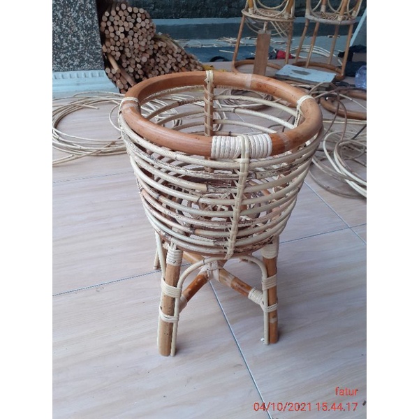 Jual Standing Pot/ Pot Bunga Rotan Pernis High Quality limited Edition ...