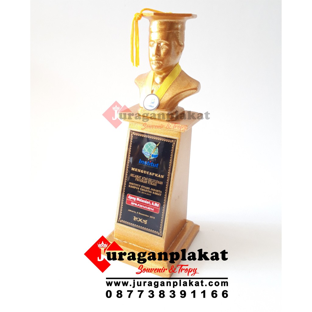 Jual PLAKAT PATUNG WISUDA BAHAN KAYU DAN RESIN 1 | Shopee Indonesia