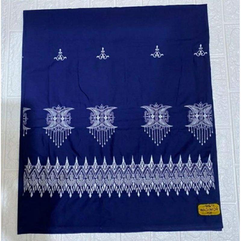 Jual sarung bordir warna biru navi,benang putih,motip zigzag pintu aceh ...