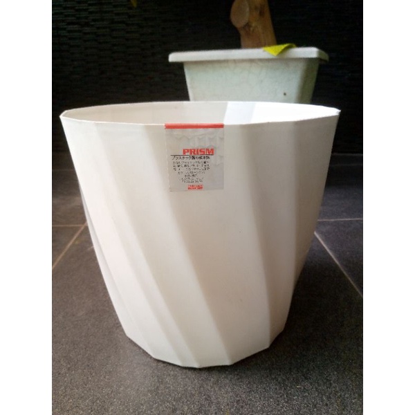 Jual Pot Bunga Tabitha Twister Prisma Ukuran 30/Pot Prisma Motif Ulir 30 | Shopee Indonesia