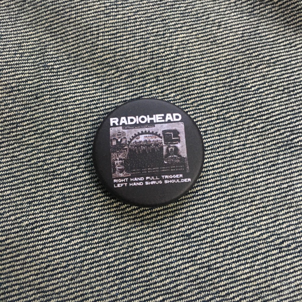 Jual Radiohead Black Photos Pin Button 32 | Shopee Indonesia
