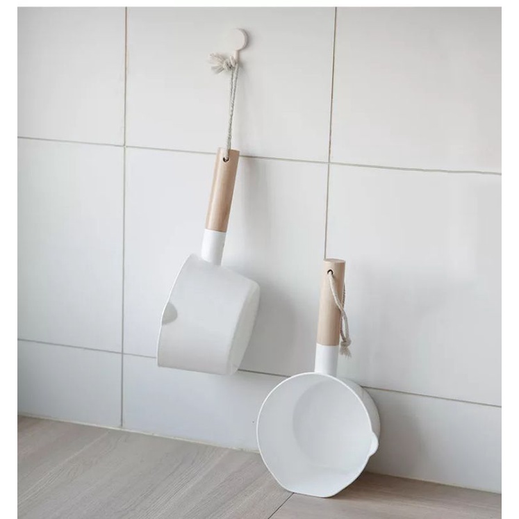 Jual Gayung Putih Gagang Kayu / Gayung putih aesthetic / Gayung Estetik ...