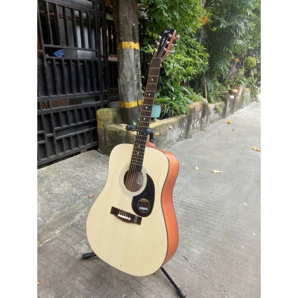 Jual GITAR AKUSTIK MURAH CORT JUMBO + PICK + KUNCI L | Shopee Indonesia