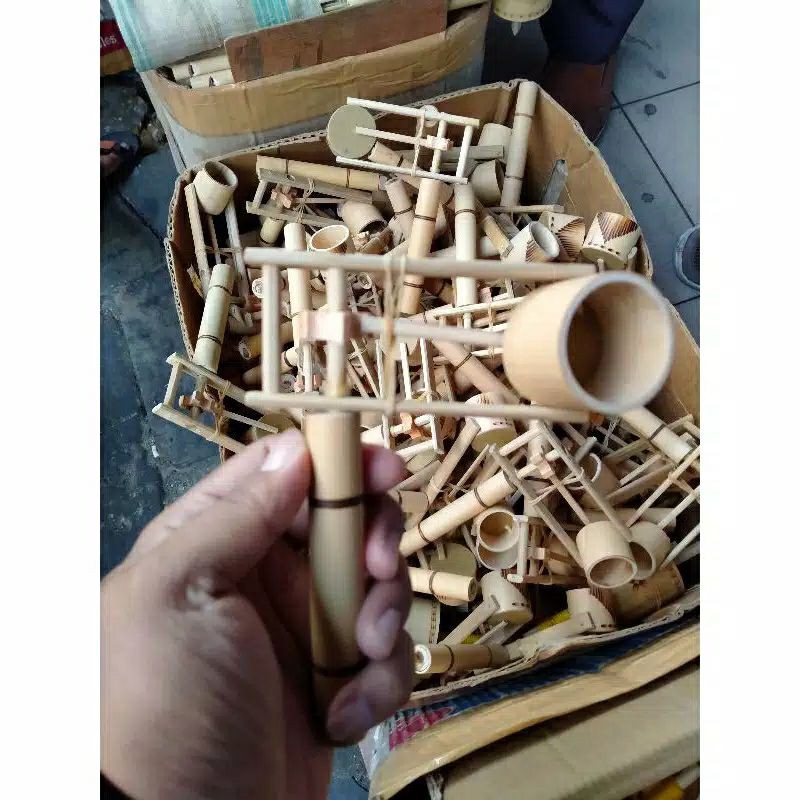 Jual Otok-otok Putar Genggam Bambu Mainan Anak Tradisional dengan Motif ...