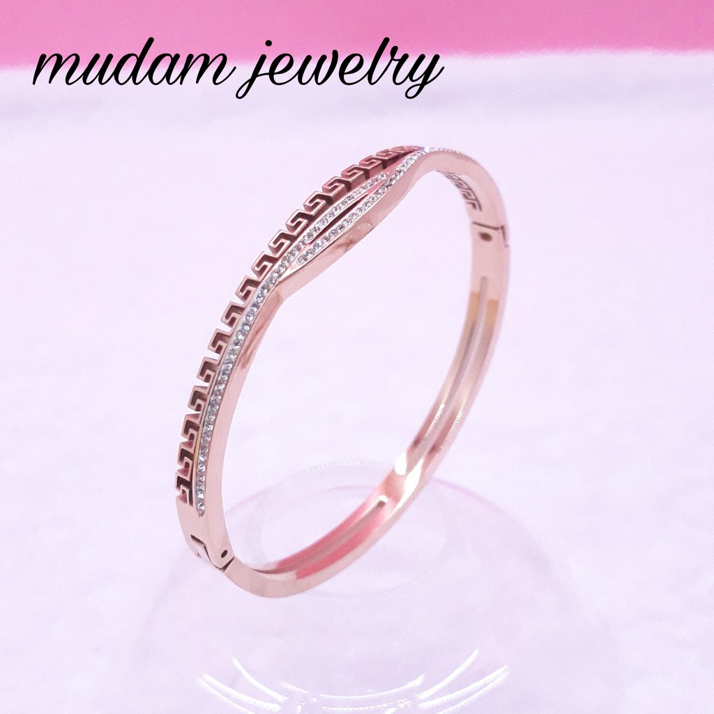 Jual Gelang Titanium Motif Oriental Dengan Taburan Diamond Imitasi ...