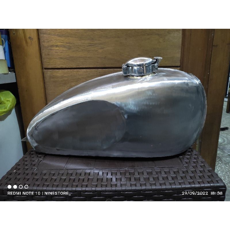Jual tangki custom model triumph with tutup tangki flip, tangki custom ...