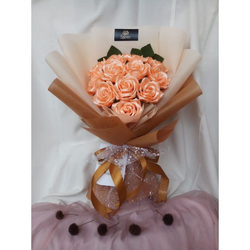 Jual BUKET BUNGA MAWAR SATIN UNTUK WISUDA / KADO / LAMARAN / WEDDING ...