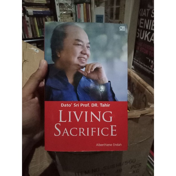 Jual Dato Sri Prof Dr Tahir Living Sacrifice - English - Alberthiene Endah | Shopee Indonesia