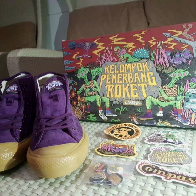 Jual Compass x Kelompok Penerbang Roket KPR - Rey Marshall | Shopee ...