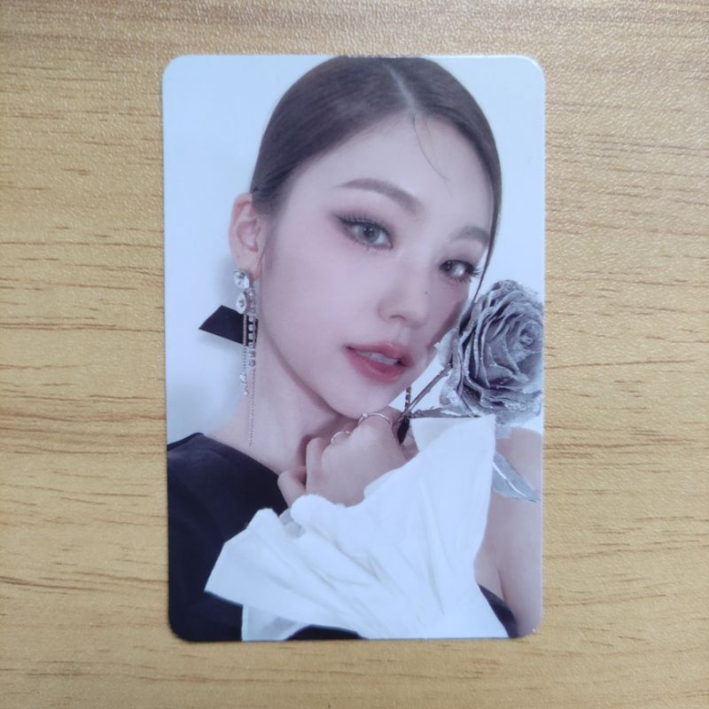 Jual ITZY CHECKMATE SNEAKERS STANDARD LIMITED ALBUM ONLY PHOTOCARD PC ...