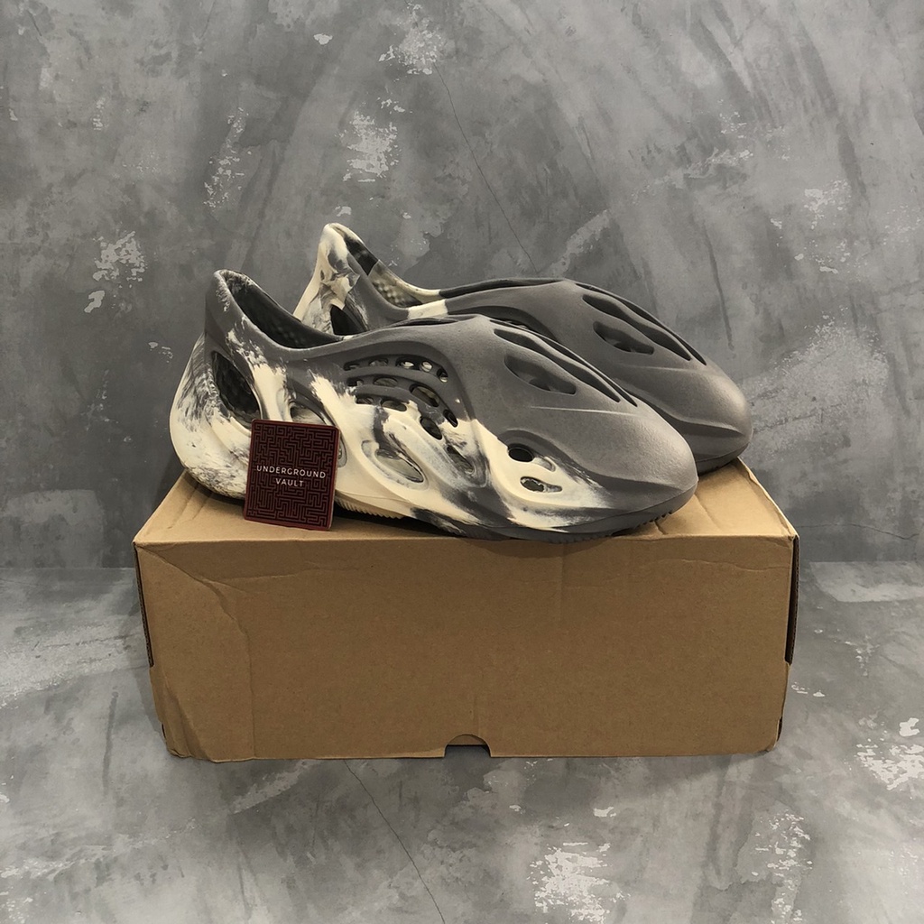 Jual Sendal / Sandal Yeezy Foam Runner RNR RNNR MXT Moon Grey / Gray ...