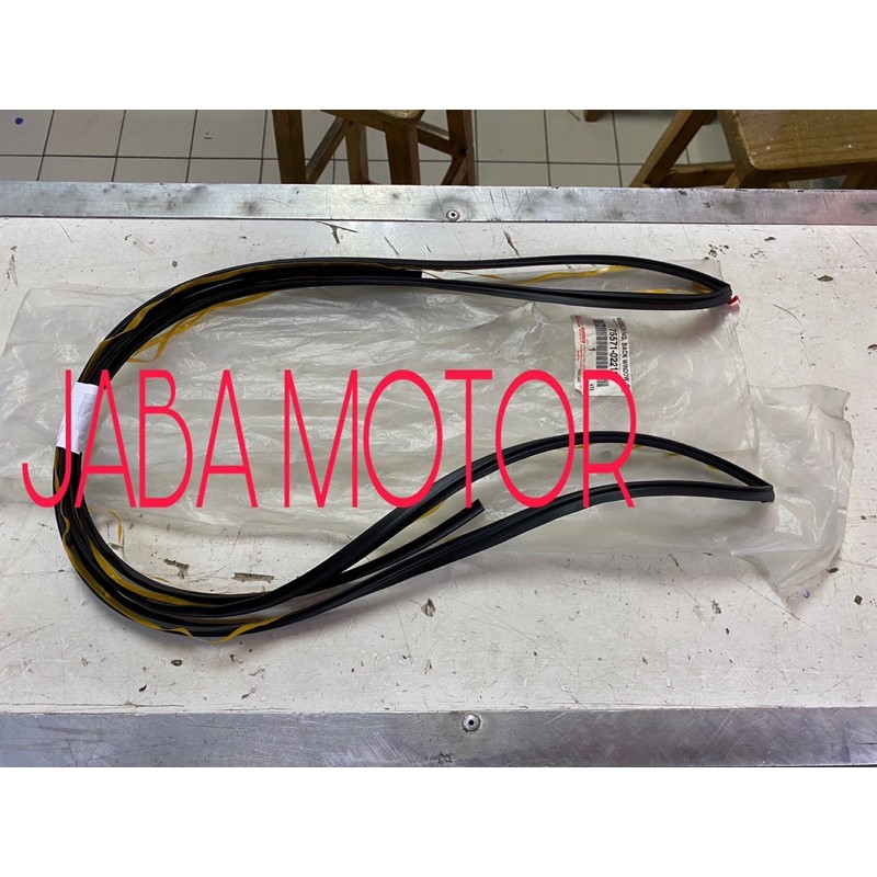 Jual Moulding kaca belakang new altis-karet kaca belakang corolla new ...