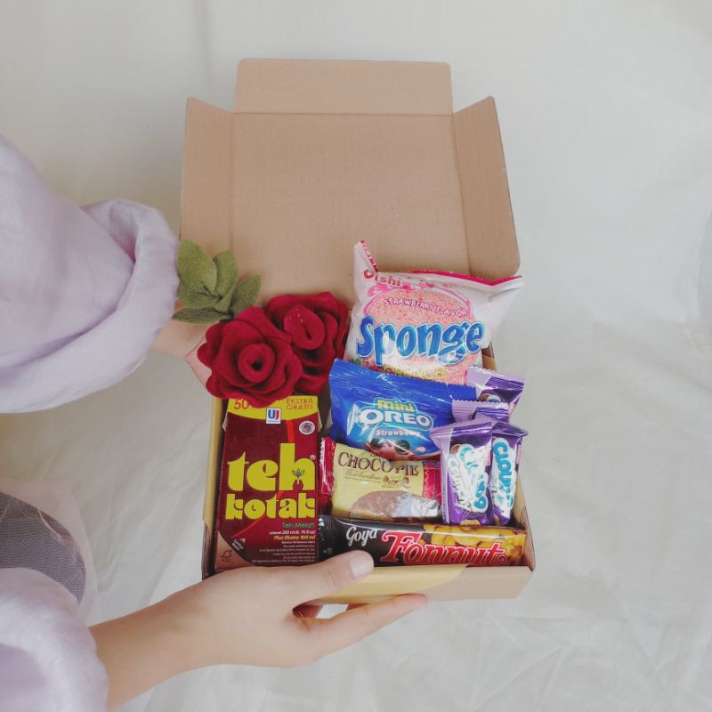 Jual Hampers Snack Box Plus Bunga Mawar Flanel/Hampers Ulang Tahun ...