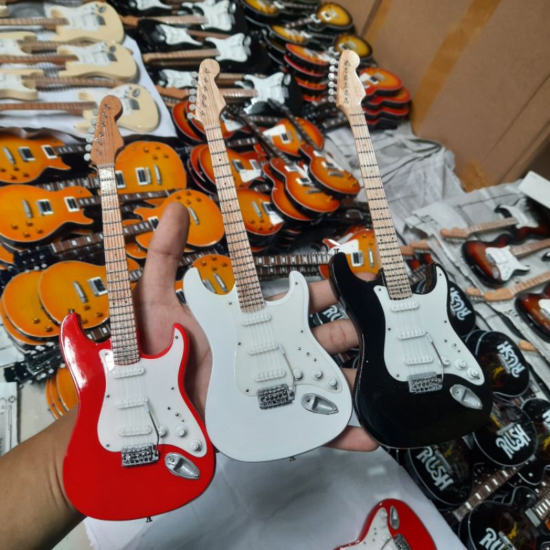 Jual miniatur gitar paket isi 3 fender stratocaster hiasan rak dinding ...