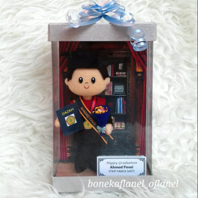 Jual Boneka flanel wisuda 15 cm box lebar | Shopee Indonesia